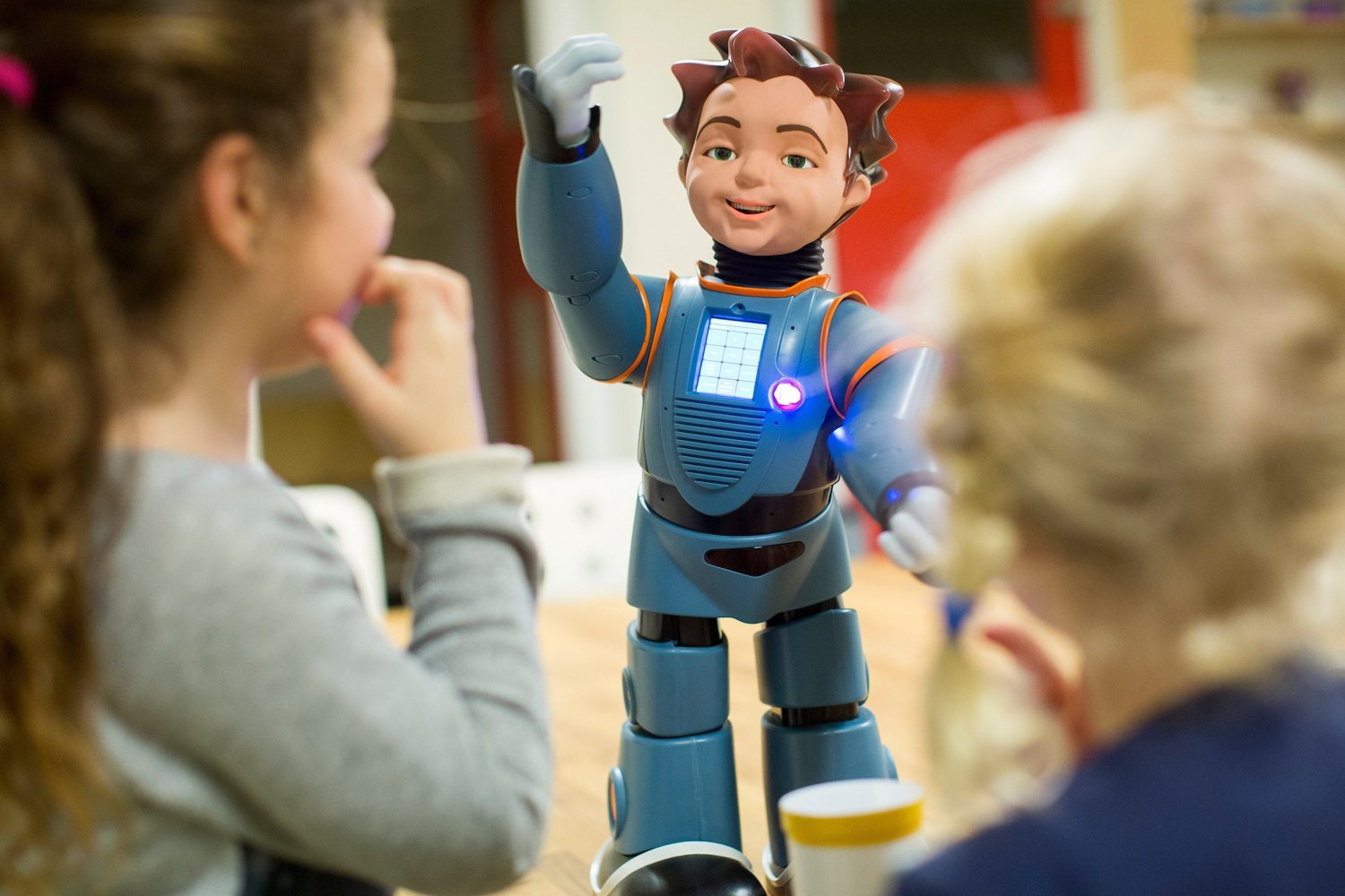 Primary school children benefit from learning with a social robot