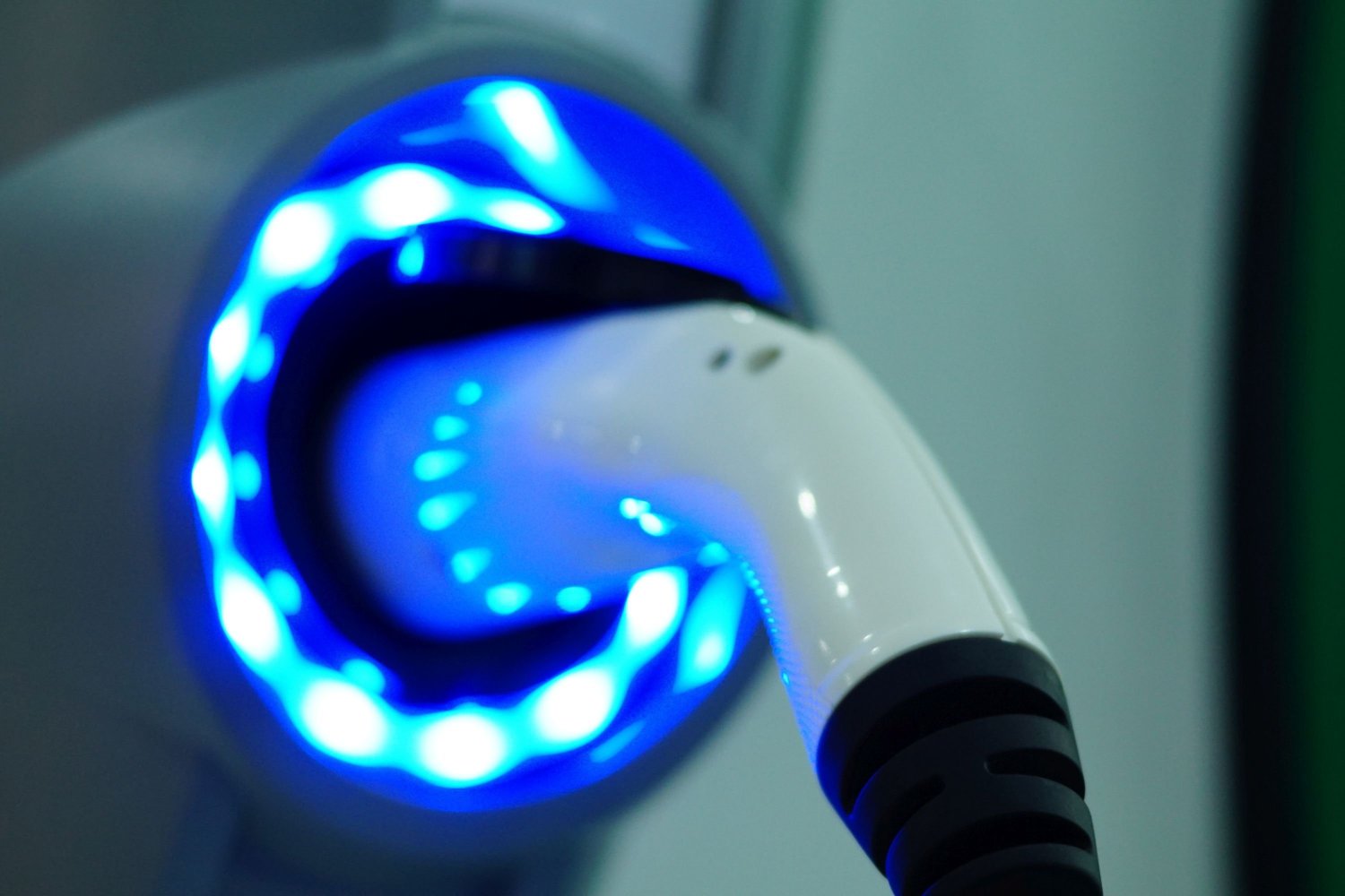 "Smart charging keeps power grid from overloading"