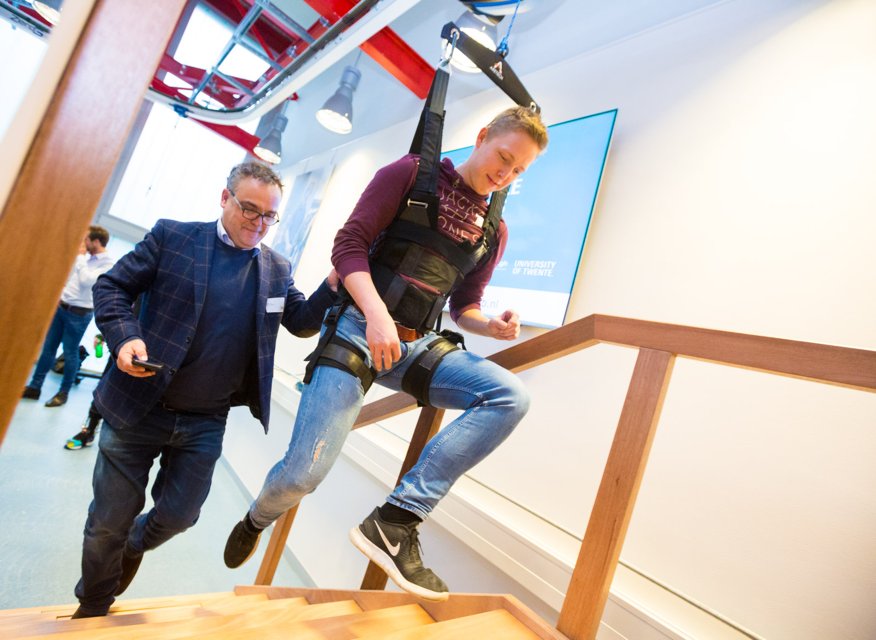 Wearable Robotics Lab: towards light robotic suits